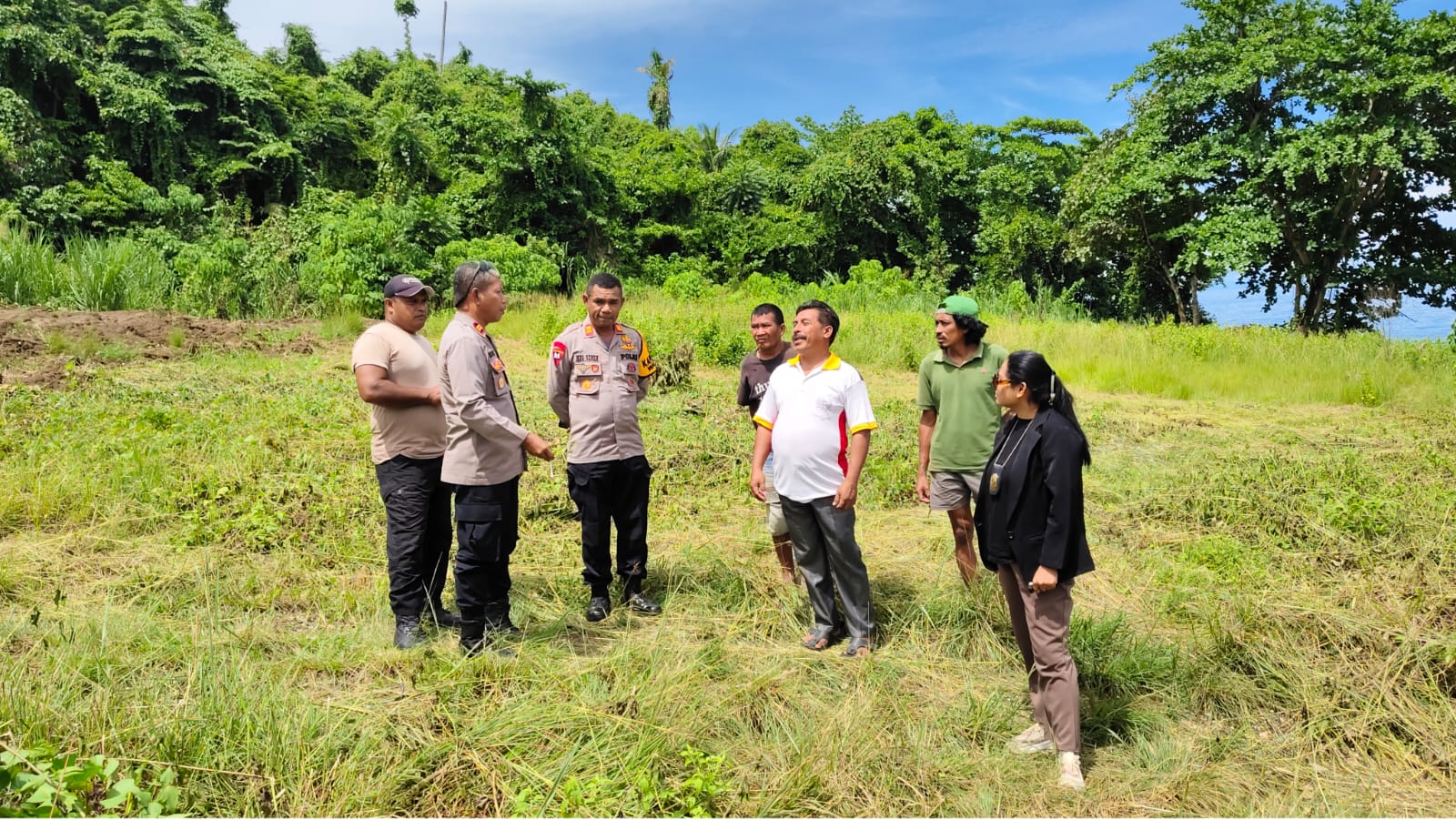 Kapolsek Wasile dan Kasat Tahti Pantau Pembangunan Dapur MBG di Wasile ...