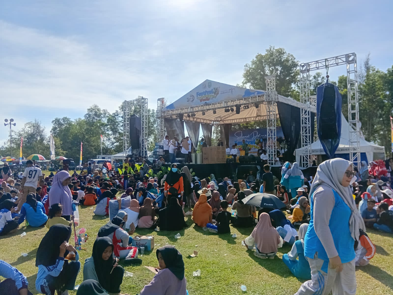 Hari Pertama, Festival Tranamigrasi Wasile, Panitia Berbagi 40 Ton ...